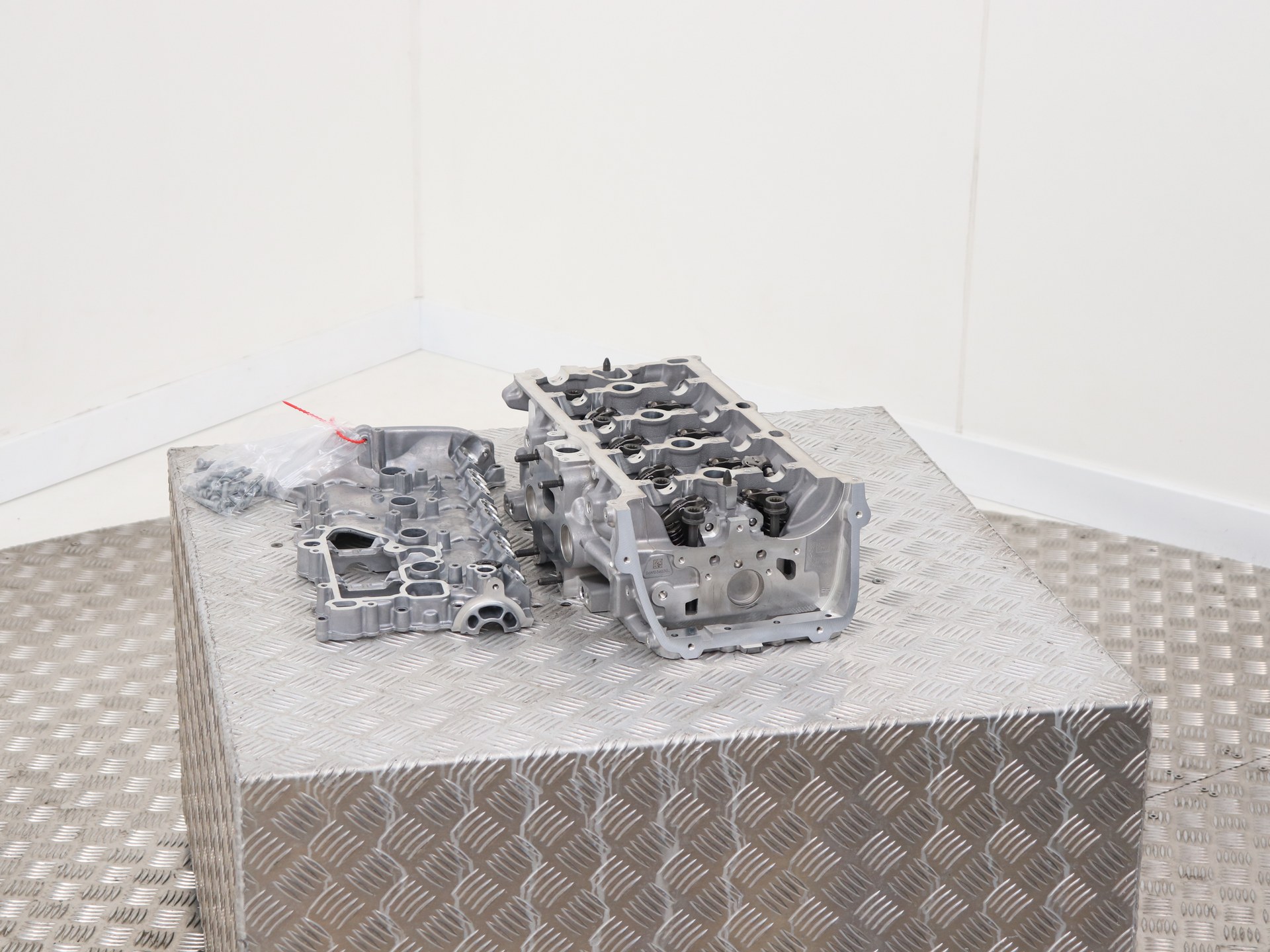 Cylinder head Audi A6 2.0 16V 40 TFSI - 06N103063A DMT